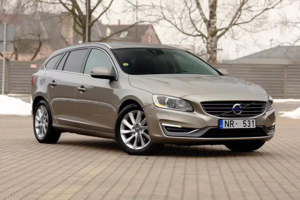 Pelēks Volvo V60 2014 Jelgava, ar dzinēja tilpumu 2.00 L un nobraukumu 200 tūkst. km par 8900 €, foto 2 vietnē AUTOMOTO.COM.LV