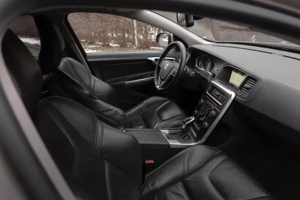Pelēks Volvo V60 2014 Jelgava, ar dzinēja tilpumu 2.00 L un nobraukumu 200 tūkst. km par 8900 €, foto 7 vietnē AUTOMOTO.COM.LV