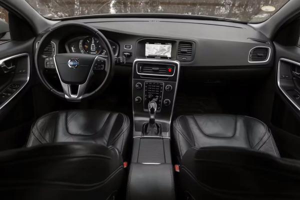 Pelēks Volvo V60 2014 Jelgava, ar dzinēja tilpumu 2.00 L un nobraukumu 200 tūkst. km par 8900 €, foto 9 vietnē AUTOMOTO.COM.LV