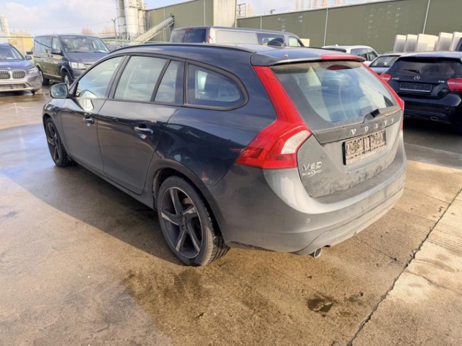 Grey Volvo V60 2014 in Riga, with an engine capacity of 2.00 L and mileage of 275 thousand km for 7995 €, photo 4 on AUTOMOTO.COM.LV
