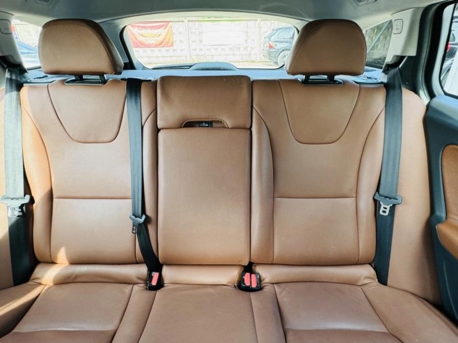 Grey Volvo V60 2014 in Riga, with an engine capacity of 2.00 L and mileage of 280 thousand km for 6999 €, photo 29 on AUTOMOTO.COM.LV