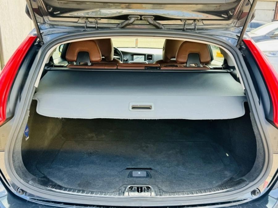 Grey Volvo V60 2014 in Riga, with an engine capacity of 2.00 L and mileage of 280 thousand km for 6999 €, photo 32 on AUTOMOTO.COM.LV