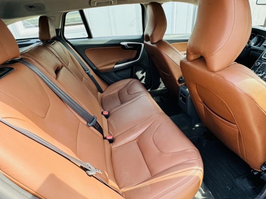 Grey Volvo V60 2014 in Riga, with an engine capacity of 2.00 L and mileage of 280 thousand km for 6999 €, photo 33 on AUTOMOTO.COM.LV
