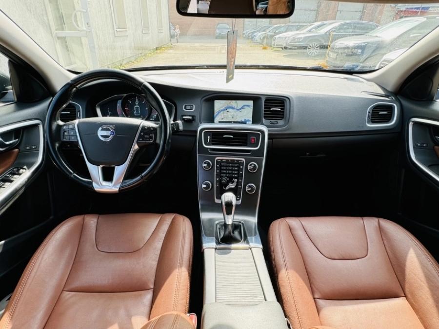Grey Volvo V60 2014 in Riga, with an engine capacity of 2.00 L and mileage of 280 thousand km for 6999 €, photo 35 on AUTOMOTO.COM.LV