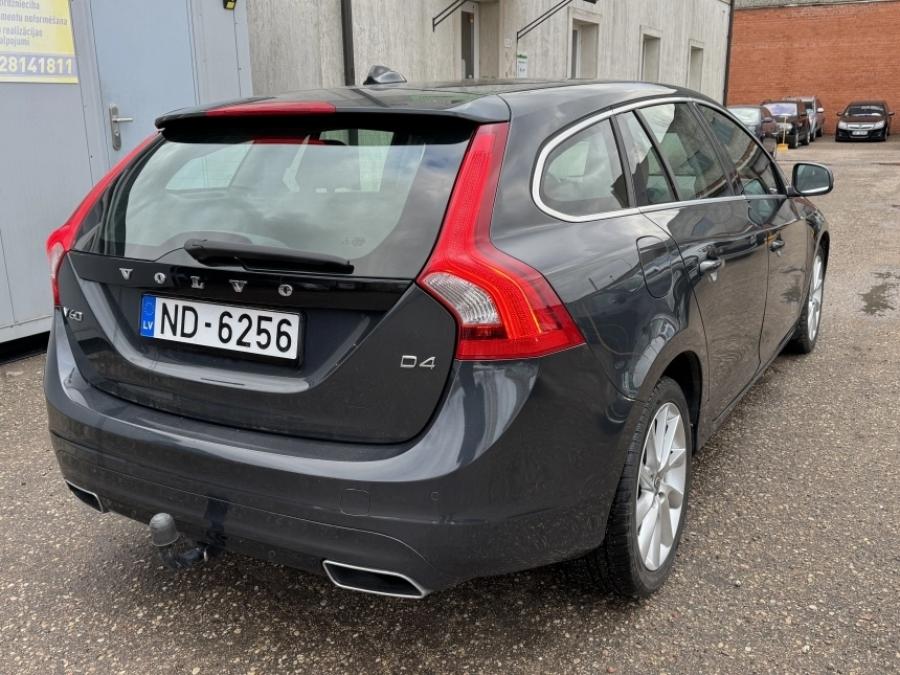 Grey Volvo V60 2014 in Riga, with an engine capacity of 2.00 L and mileage of 280 thousand km for 6999 €, photo 45 on AUTOMOTO.COM.LV