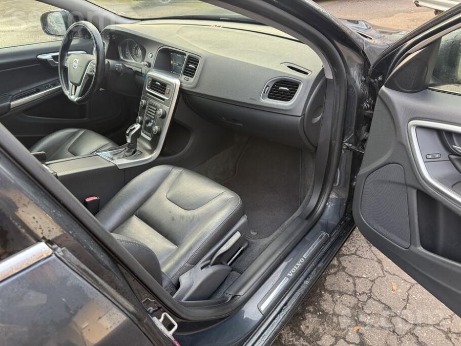 Grey Volvo V60 2014 in Riga, with an engine capacity of 2.40 L and mileage of 162 thousand km for 9450 €, photo 10 on AUTOMOTO.COM.LV
