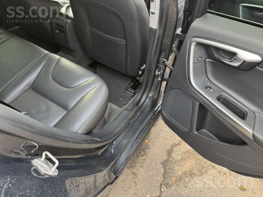 Grey Volvo V60 2014 in Riga, with an engine capacity of 2.40 L and mileage of 162 thousand km for 9450 €, photo 11 on AUTOMOTO.COM.LV