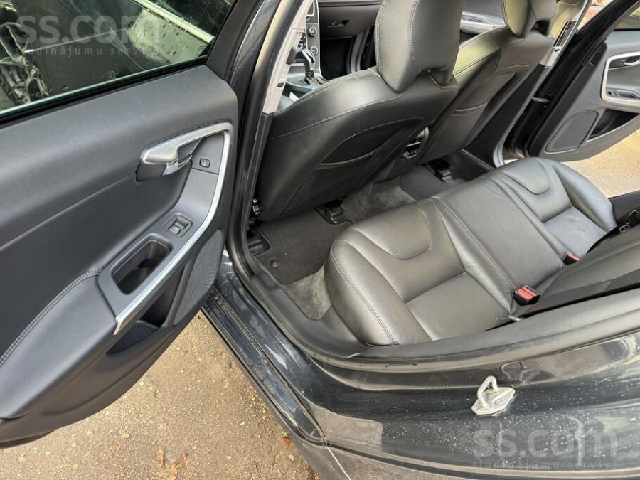 Grey Volvo V60 2014 in Riga, with an engine capacity of 2.40 L and mileage of 162 thousand km for 9450 €, photo 13 on AUTOMOTO.COM.LV