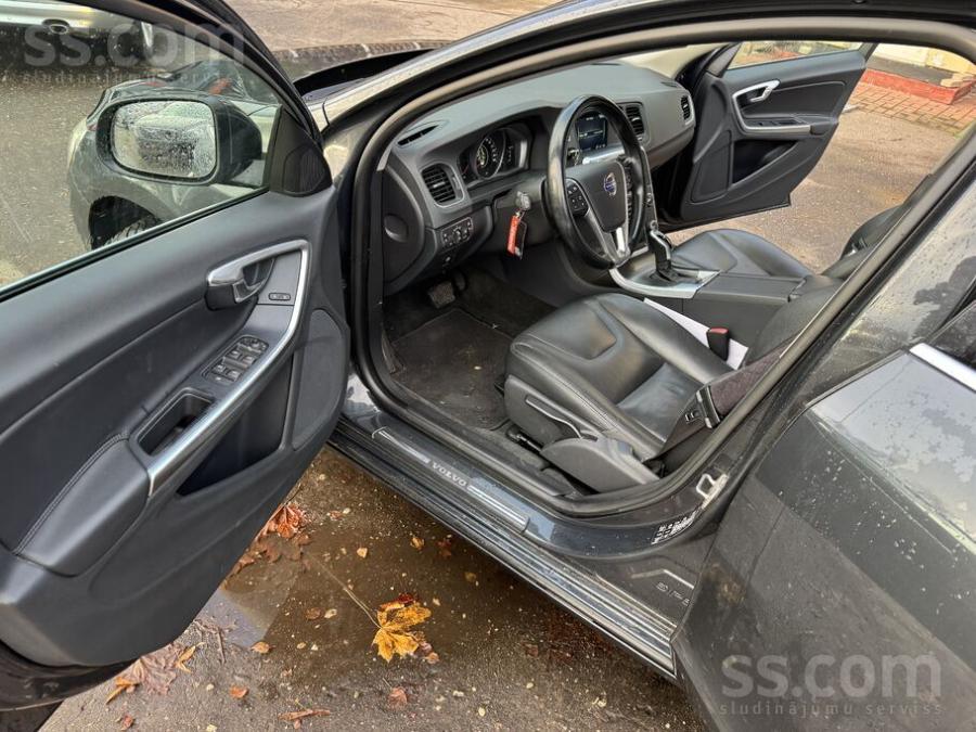 Grey Volvo V60 2014 in Riga, with an engine capacity of 2.40 L and mileage of 162 thousand km for 9450 €, photo 14 on AUTOMOTO.COM.LV