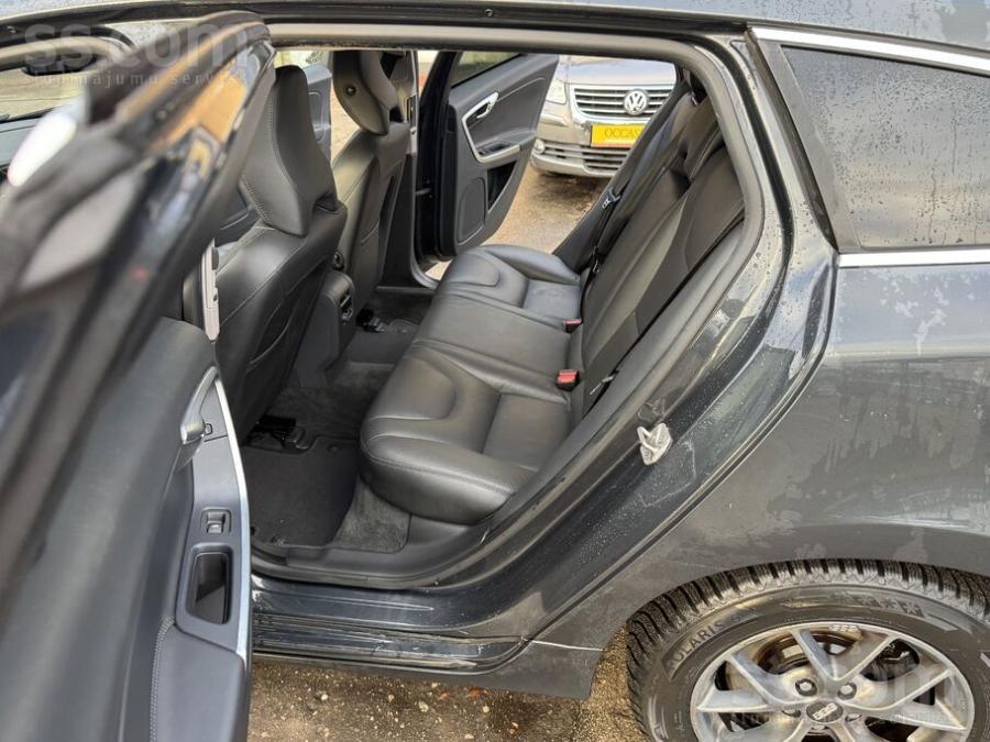Grey Volvo V60 2014 in Riga, with an engine capacity of 2.40 L and mileage of 162 thousand km for 9450 €, photo 15 on AUTOMOTO.COM.LV