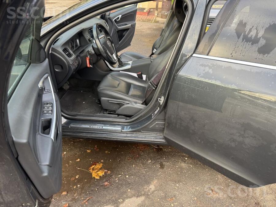 Grey Volvo V60 2014 in Riga, with an engine capacity of 2.40 L and mileage of 162 thousand km for 9450 €, photo 16 on AUTOMOTO.COM.LV