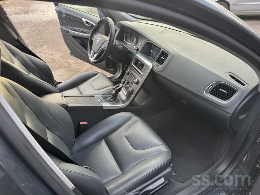 Grey Volvo V60 2014 in Riga, with an engine capacity of 2.40 L and mileage of 162 thousand km for 9450 €, photo 17 on AUTOMOTO.COM.LV