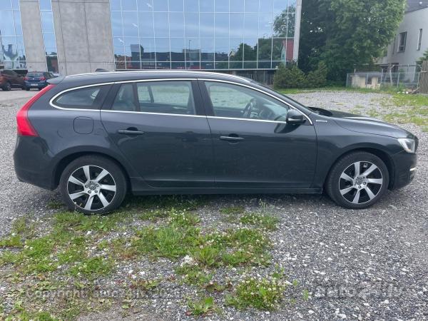 Pelēks Volvo V60 2014 Tallina, ar dzinēja tilpumu 2.40 L un nobraukumu 280 tūkst. km par 6999 €, foto 6 vietnē AUTOMOTO.COM.LV