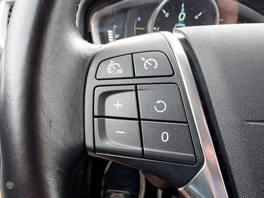 Pelēks Volvo V60 2014 Tauragė, ar dzinēja tilpumu 1.98 L un nobraukumu 296 tūkst. km par 5500 €, foto 32 vietnē AUTOMOTO.COM.LV