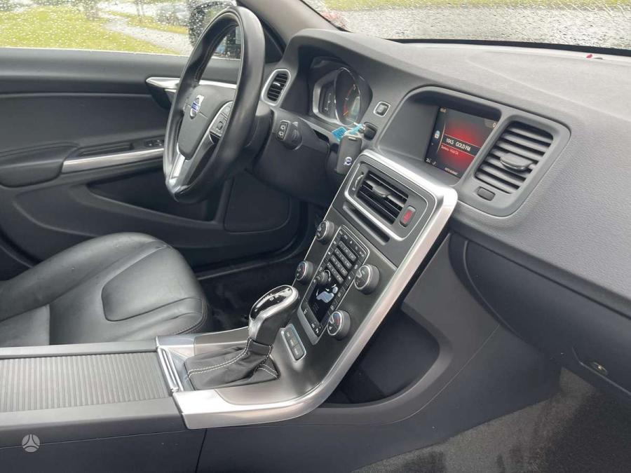 Pelēks Volvo V60 2014 Kauņa, ar dzinēja tilpumu 2.40 L un nobraukumu 280 tūkst. km par 5950 €, foto 25 vietnē AUTOMOTO.COM.LV