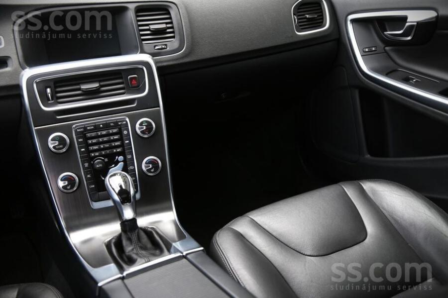 Pelēks Volvo V60 2014 Rīga, ar dzinēja tilpumu 2.00 L un nobraukumu 226 tūkst. km par 6995 €, foto 9 vietnē AUTOMOTO.COM.LV