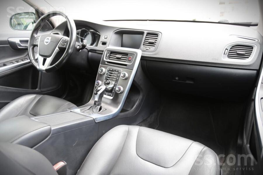 Pelēks Volvo V60 2014 Rīga, ar dzinēja tilpumu 2.00 L un nobraukumu 226 tūkst. km par 6995 €, foto 10 vietnē AUTOMOTO.COM.LV