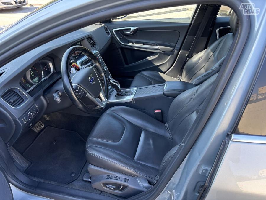 Grey Volvo V60 2014 in Vilnius, with an engine capacity of 2.40 L and mileage of 300 thousand km for 7500 €, photo 8 on AUTOMOTO.COM.LV