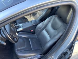 Grey Volvo V60 2014 in Vilnius, with an engine capacity of 2.40 L and mileage of 300 thousand km for 7500 €, photo 17 on AUTOMOTO.COM.LV