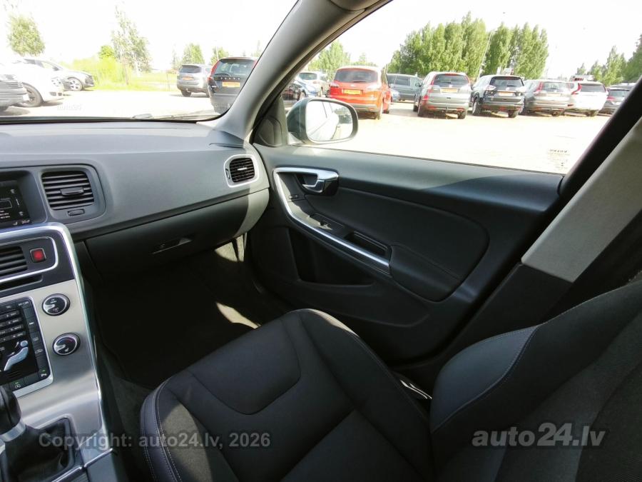 Grey Volvo V60 2014 in Tartu, with an engine capacity of 2.00 L and mileage of 311 thousand km for 6490 €, photo 10 on AUTOMOTO.COM.LV