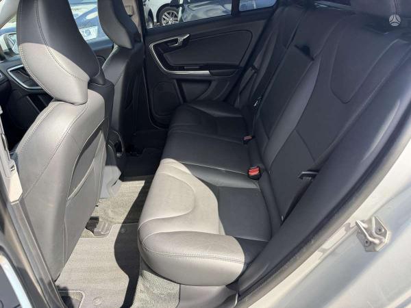 Pelēks Volvo V60 2014 Utena, ar dzinēja tilpumu 1.97 L un nobraukumu 290 tūkst. km par 5590 €, foto 9 vietnē AUTOMOTO.COM.LV