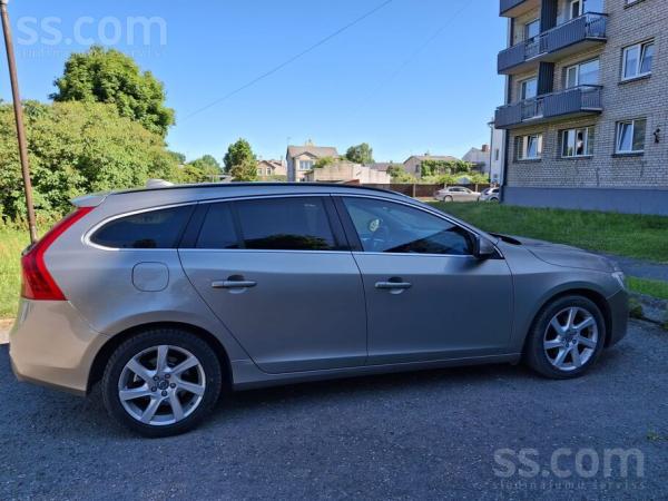 Pelēks Volvo V60 2014 Liepāja, ar dzinēja tilpumu 1.60 L un nobraukumu 320 tūkst. km par 4350 €, foto 1 vietnē AUTOMOTO.COM.LV