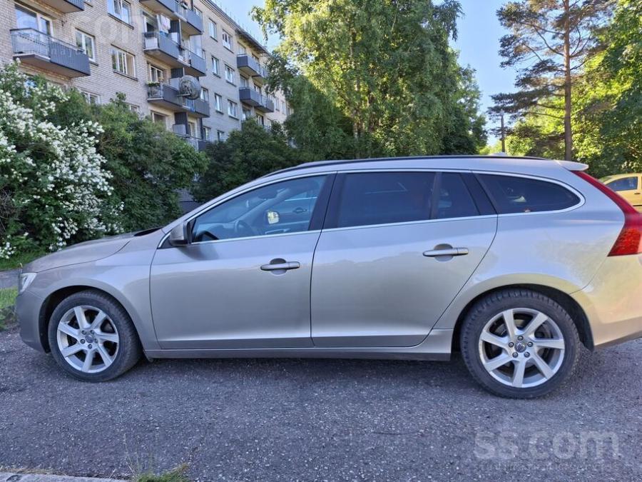 Pelēks Volvo V60 2014 Liepāja, ar dzinēja tilpumu 1.60 L un nobraukumu 320 tūkst. km par 4350 €, foto 3 vietnē AUTOMOTO.COM.LV