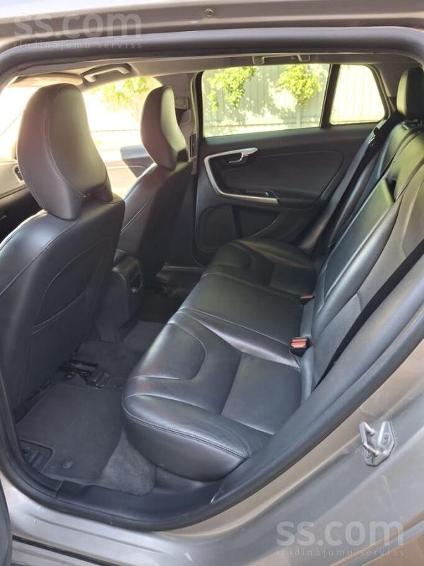 Pelēks Volvo V60 2014 Liepāja, ar dzinēja tilpumu 1.60 L un nobraukumu 320 tūkst. km par 4350 €, foto 6 vietnē AUTOMOTO.COM.LV
