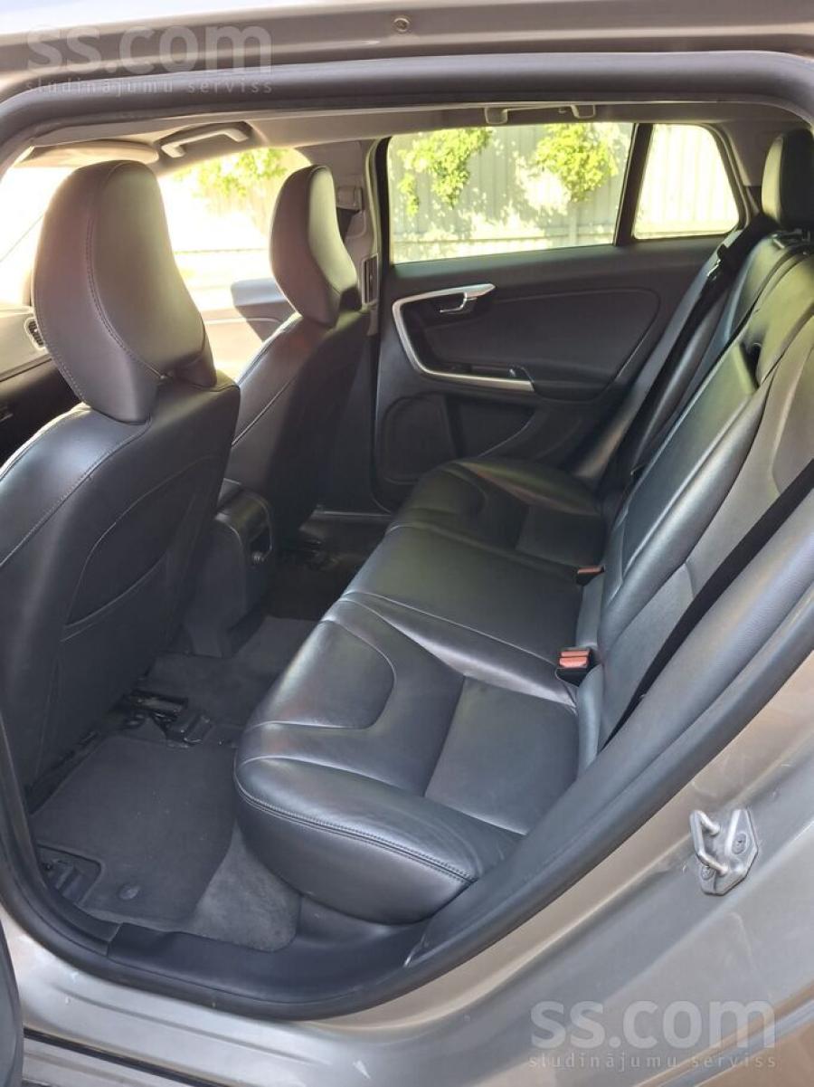 Pelēks Volvo V60 2014 Liepāja, ar dzinēja tilpumu 1.60 L un nobraukumu 320 tūkst. km par 4350 €, foto 7 vietnē AUTOMOTO.COM.LV
