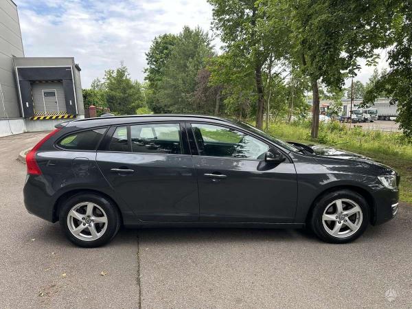 Pelēks Volvo V60 2014 Alīta, ar dzinēja tilpumu 1.56 L un nobraukumu 287 tūkst. km par 6700 €, foto 4 vietnē AUTOMOTO.COM.LV