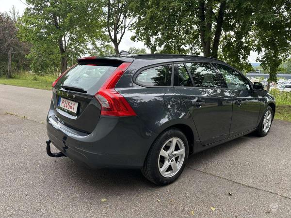 Pelēks Volvo V60 2014 Alīta, ar dzinēja tilpumu 1.56 L un nobraukumu 287 tūkst. km par 6700 €, foto 5 vietnē AUTOMOTO.COM.LV