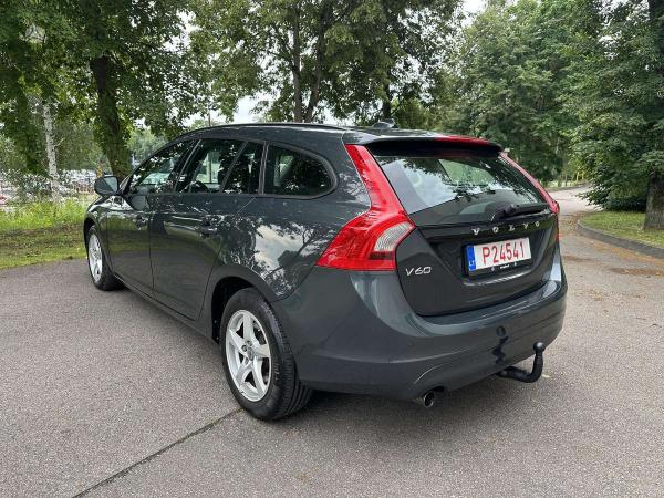 Pelēks Volvo V60 2014 Alīta, ar dzinēja tilpumu 1.56 L un nobraukumu 287 tūkst. km par 6700 €, foto 7 vietnē AUTOMOTO.COM.LV