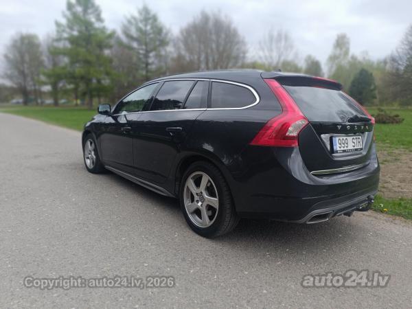 Pelēks Volvo V60 2014 Tallina, ar dzinēja tilpumu 2.40 L un nobraukumu 291 tūkst. km par 10300 €, foto 5 vietnē AUTOMOTO.COM.LV