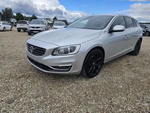 Pelēks Volvo V60 2014 Tauragė, ar dzinēja tilpumu 2.40 L un nobraukumu 330 tūkst. km par 5999 €, foto  vietnē AUTOMOTO.COM.LV