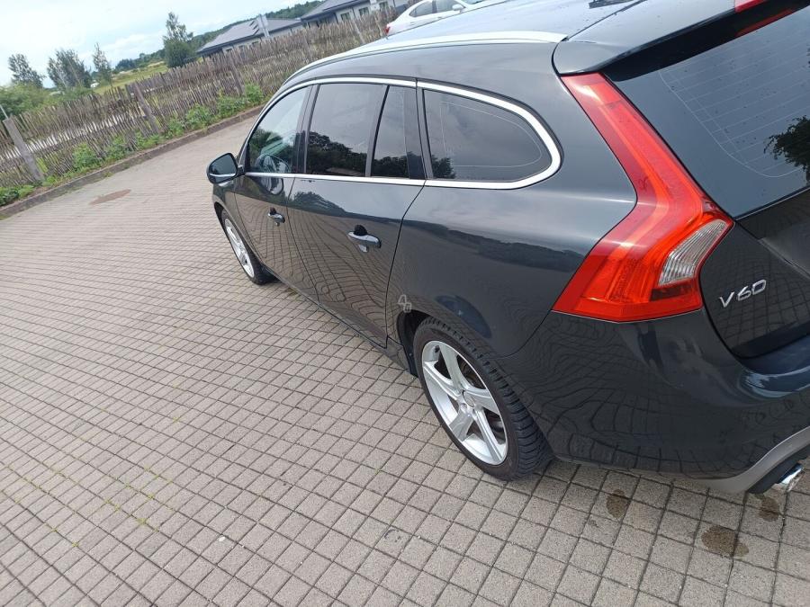 Grey Volvo V60 2014 in Siauliai, with an engine capacity of 2.00 L and mileage of 295 thousand km for 6750 €, photo 13 on AUTOMOTO.COM.LV