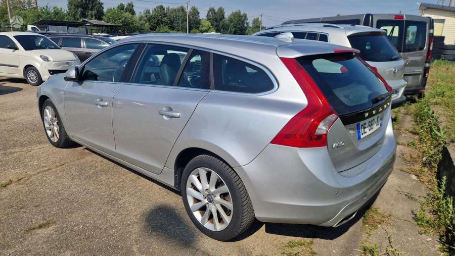 Grey Volvo V60 2014 in Panevezys, with an engine capacity of 2.40 L and mileage of 181 thousand km for 6400 €, photo 3 on AUTOMOTO.COM.LV