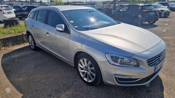 Pelēks Volvo V60 2014 Panevēža, ar dzinēja tilpumu 2.40 L un nobraukumu 181 tūkst. km par 6400 €, foto 3 vietnē AUTOMOTO.COM.LV