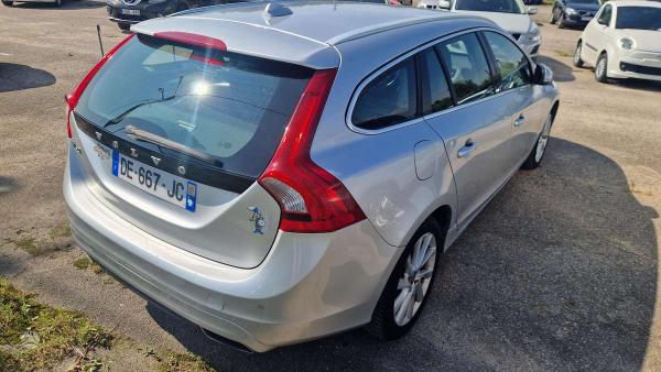 Pelēks Volvo V60 2014 Panevēža, ar dzinēja tilpumu 2.40 L un nobraukumu 181 tūkst. km par 6400 €, foto 4 vietnē AUTOMOTO.COM.LV