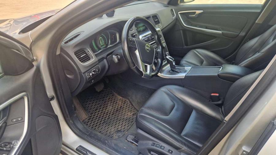 Grey Volvo V60 2014 in Panevezys, with an engine capacity of 2.40 L and mileage of 181 thousand km for 6400 €, photo 7 on AUTOMOTO.COM.LV