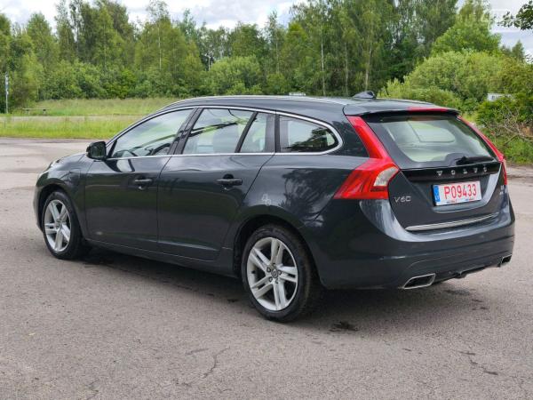 Grey Volvo V60 2014 in Vilnius, with an engine capacity of 2.40 L and mileage of 298 thousand km for 7300 €, photo 3 on AUTOMOTO.COM.LV