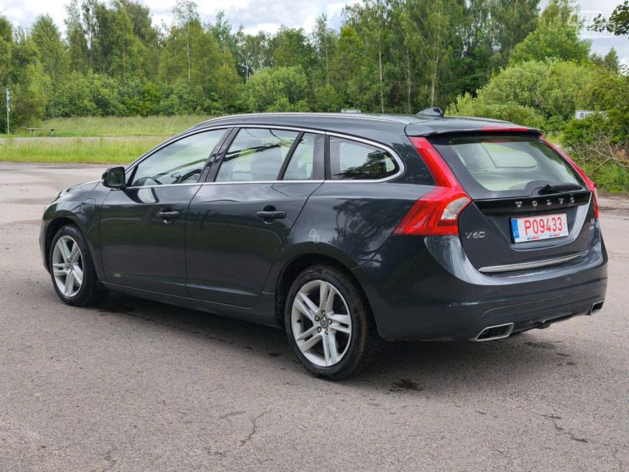 Grey Volvo V60 2014 in Vilnius, with an engine capacity of 2.40 L and mileage of 298 thousand km for 7300 €, photo 4 on AUTOMOTO.COM.LV
