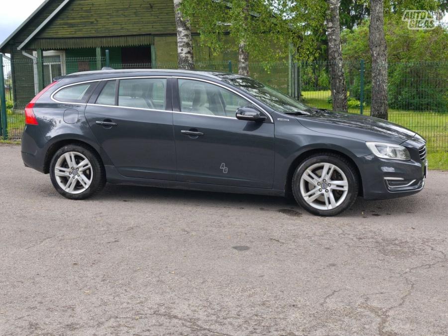 Grey Volvo V60 2014 in Vilnius, with an engine capacity of 2.40 L and mileage of 298 thousand km for 7300 €, photo 7 on AUTOMOTO.COM.LV