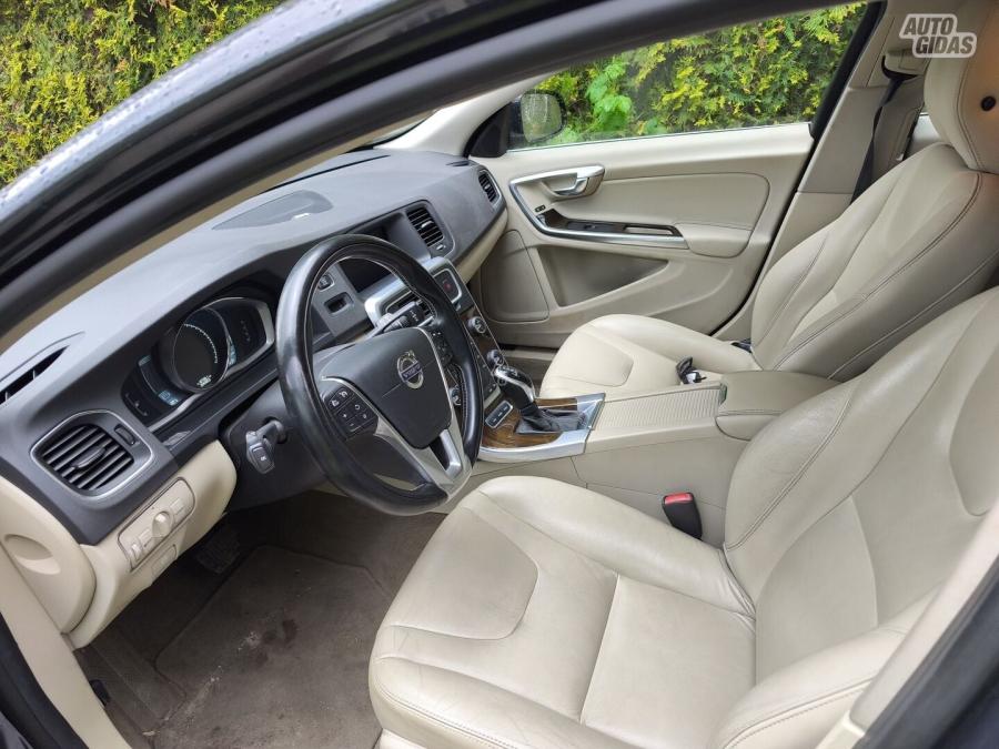 Grey Volvo V60 2014 in Vilnius, with an engine capacity of 2.40 L and mileage of 298 thousand km for 7300 €, photo 9 on AUTOMOTO.COM.LV