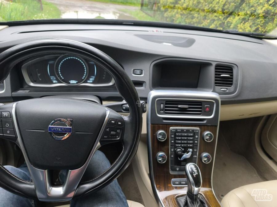 Grey Volvo V60 2014 in Vilnius, with an engine capacity of 2.40 L and mileage of 298 thousand km for 7300 €, photo 10 on AUTOMOTO.COM.LV