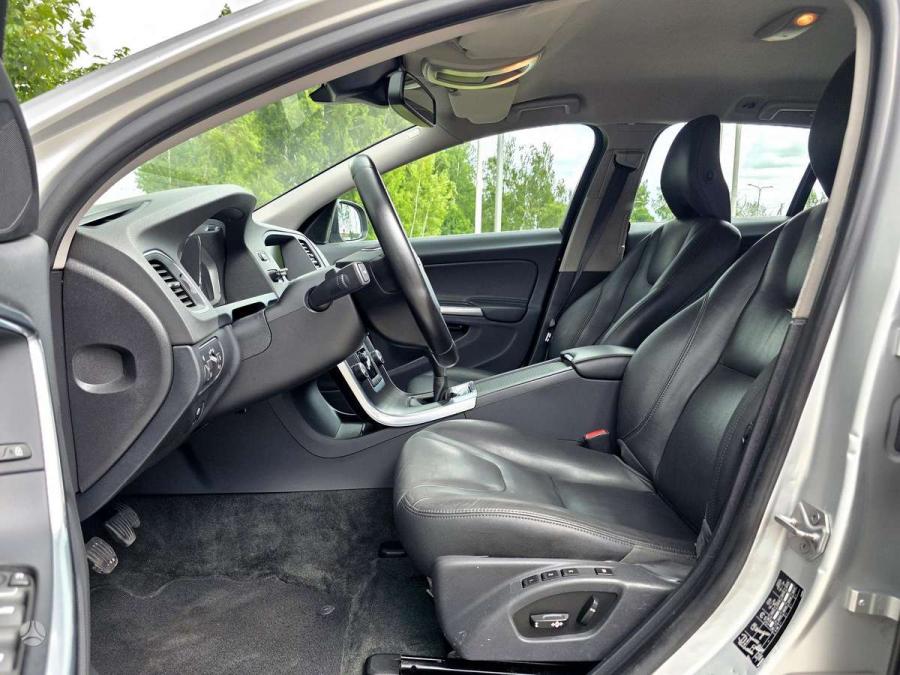 Grey Volvo V60 2014 in Taurage, with an engine capacity of 1.97 L and mileage of 296 thousand km for 5500 €, photo 10 on AUTOMOTO.COM.LV