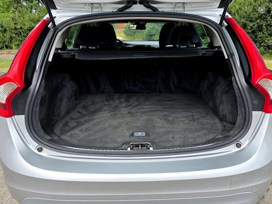 Grey Volvo V60 2014 in Taurage, with an engine capacity of 1.97 L and mileage of 296 thousand km for 5500 €, photo 16 on AUTOMOTO.COM.LV