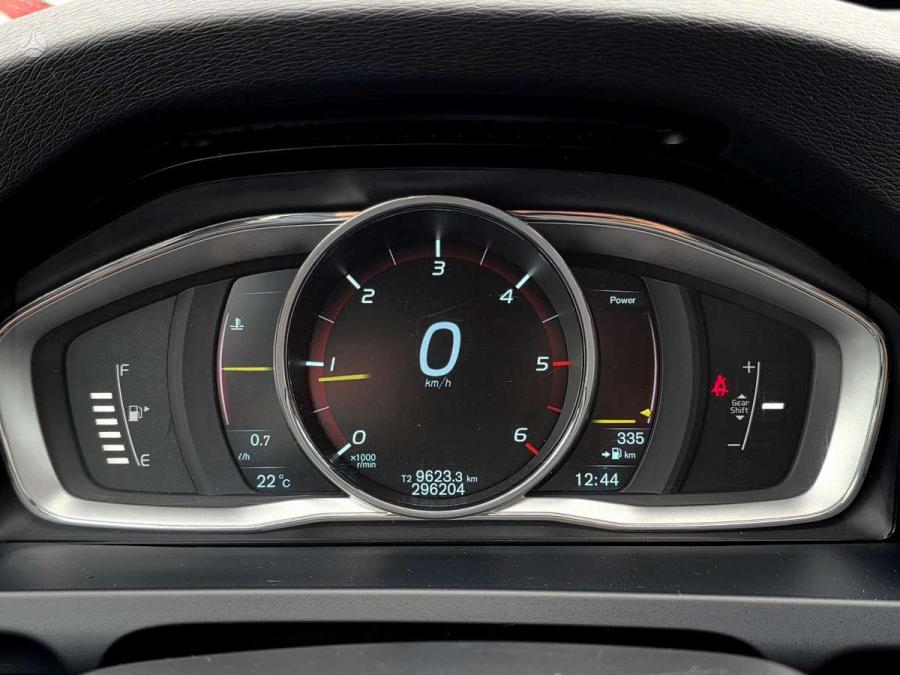 Grey Volvo V60 2014 in Taurage, with an engine capacity of 1.97 L and mileage of 296 thousand km for 5500 €, photo 20 on AUTOMOTO.COM.LV