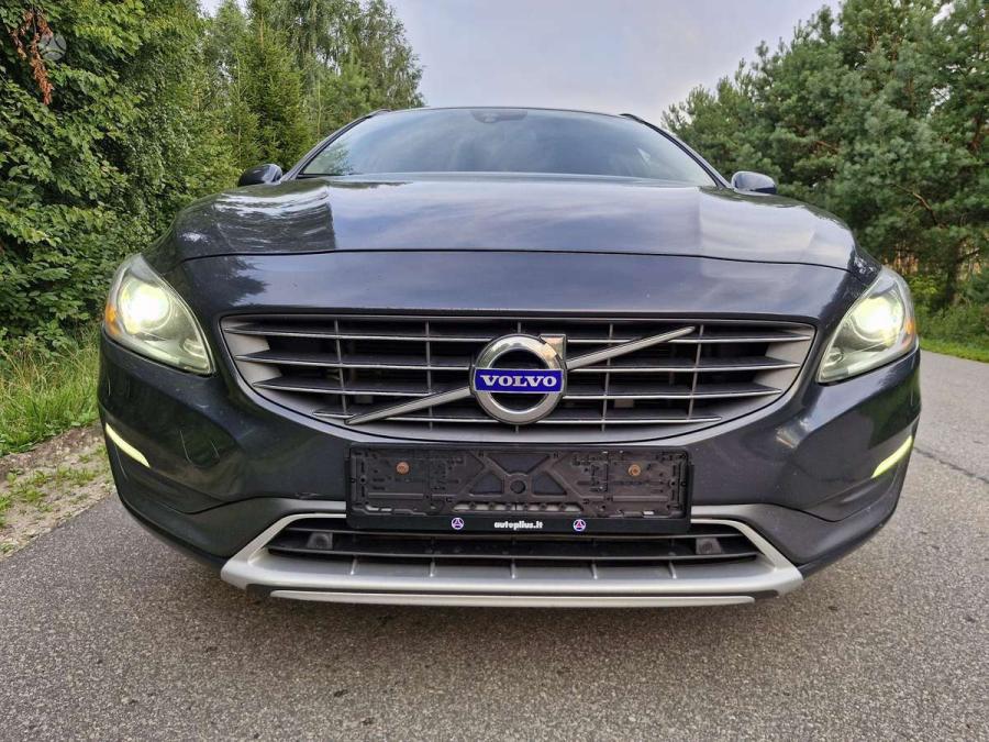 Grey Volvo V60 2014 in Vilnius, with an engine capacity of 2.40 L and mileage of 242 thousand km for 8900 €, photo 9 on AUTOMOTO.COM.LV