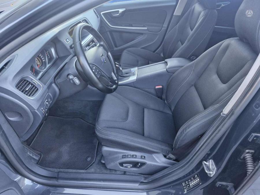 Grey Volvo V60 2014 in Vilnius, with an engine capacity of 2.40 L and mileage of 242 thousand km for 8900 €, photo 13 on AUTOMOTO.COM.LV