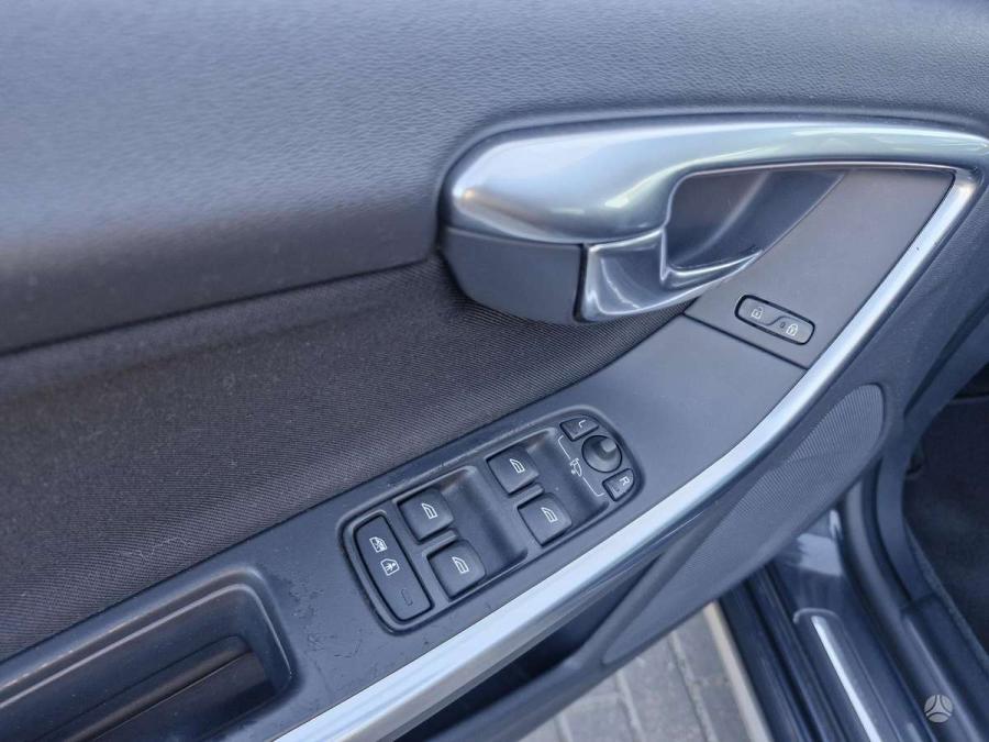 Grey Volvo V60 2014 in Vilnius, with an engine capacity of 2.40 L and mileage of 242 thousand km for 8900 €, photo 14 on AUTOMOTO.COM.LV